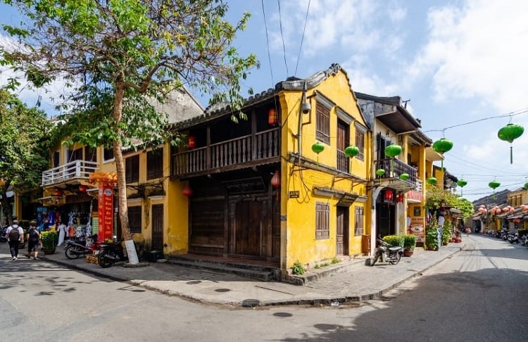 Explore The Top Architectural Buildings in Hoi An On A Walking Tour